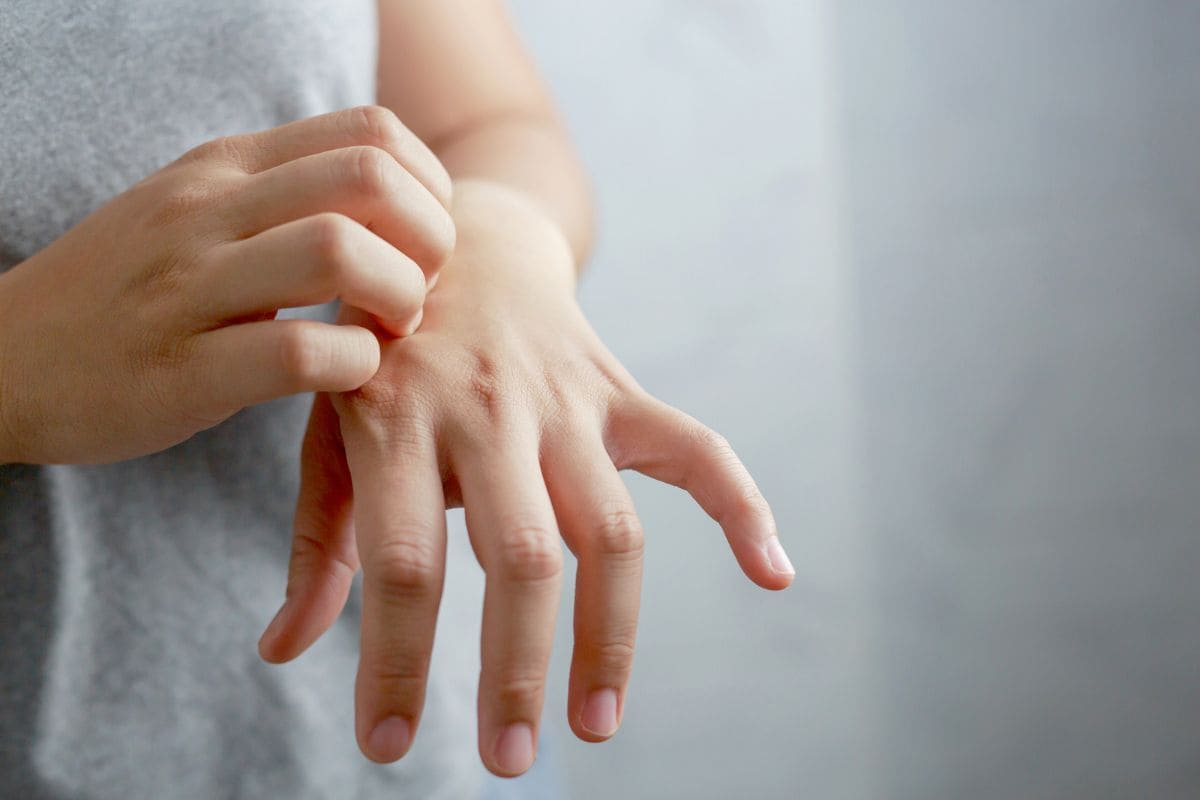 These Are 9 Nervous Habits That Introverts Know All Too Well!